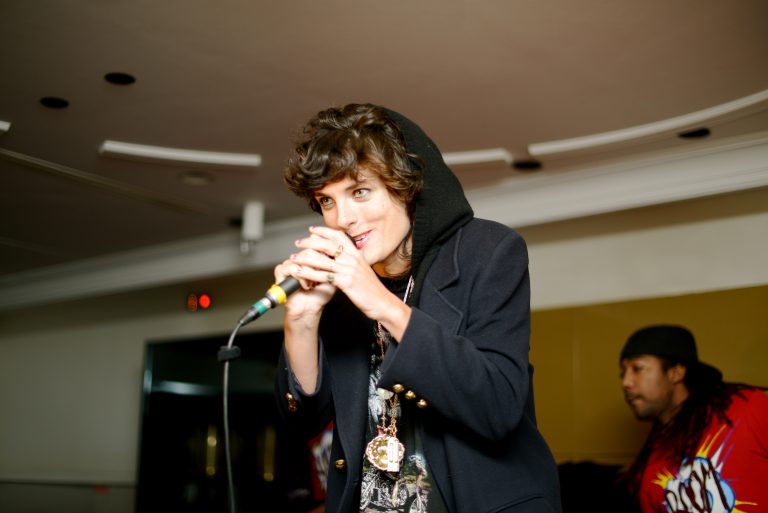 In bed w/ Phoebe Jean & The Air Force - en - Say Who