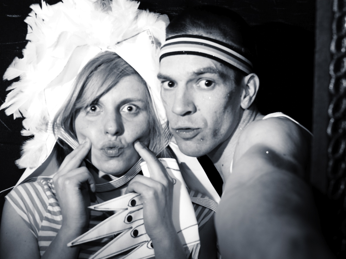 Fashion Desk / Dance Desk - en - Say Who