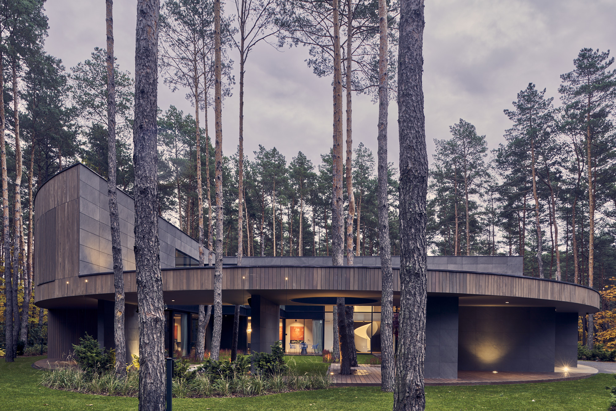 Circle wood house x Mobius : Head in the trees