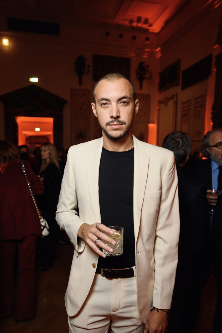 Albane Cleret reçoit la médaille de Chevalier de l'Ordre des Arts et ...