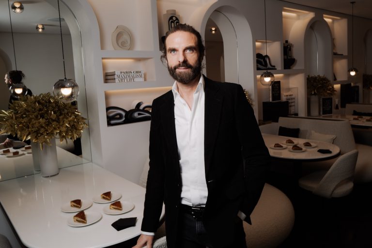 Laurence Benaïm dédicace son livre sur Carita avec John Nollet - en ...