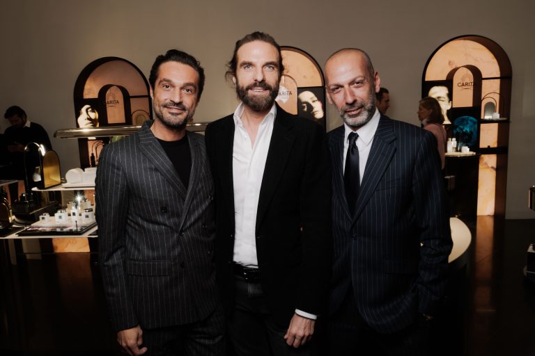 Laurence Benaïm dédicace son livre sur Carita avec John Nollet - en ...